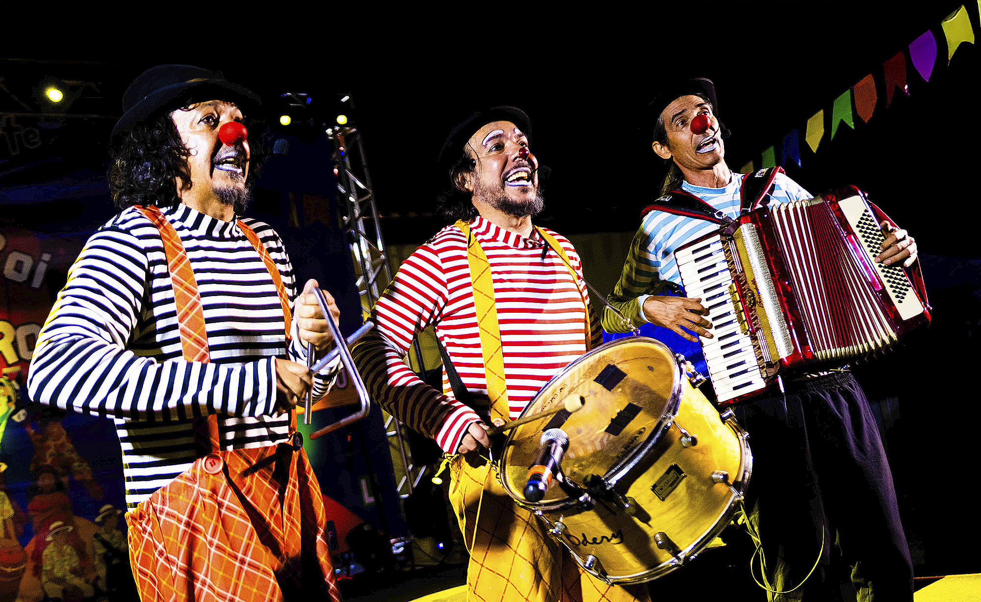 Circo Teatro Artetude leva magia às escolas do DF - AQUI TEM DIVERSÃO